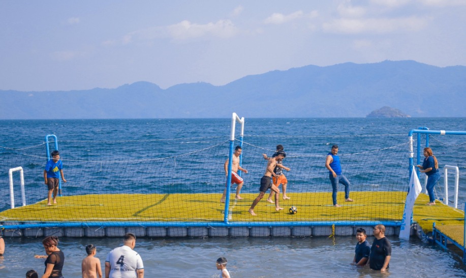 Cancha flotante, un nuevo atractivo ofrecido en Vía Vela
