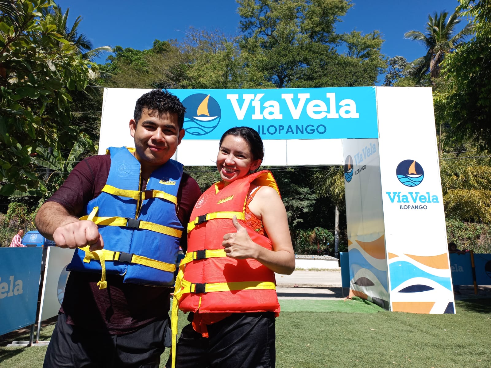 Salvadoreños disfrutan en un ambiente seguro del parque acuático Vía Vela