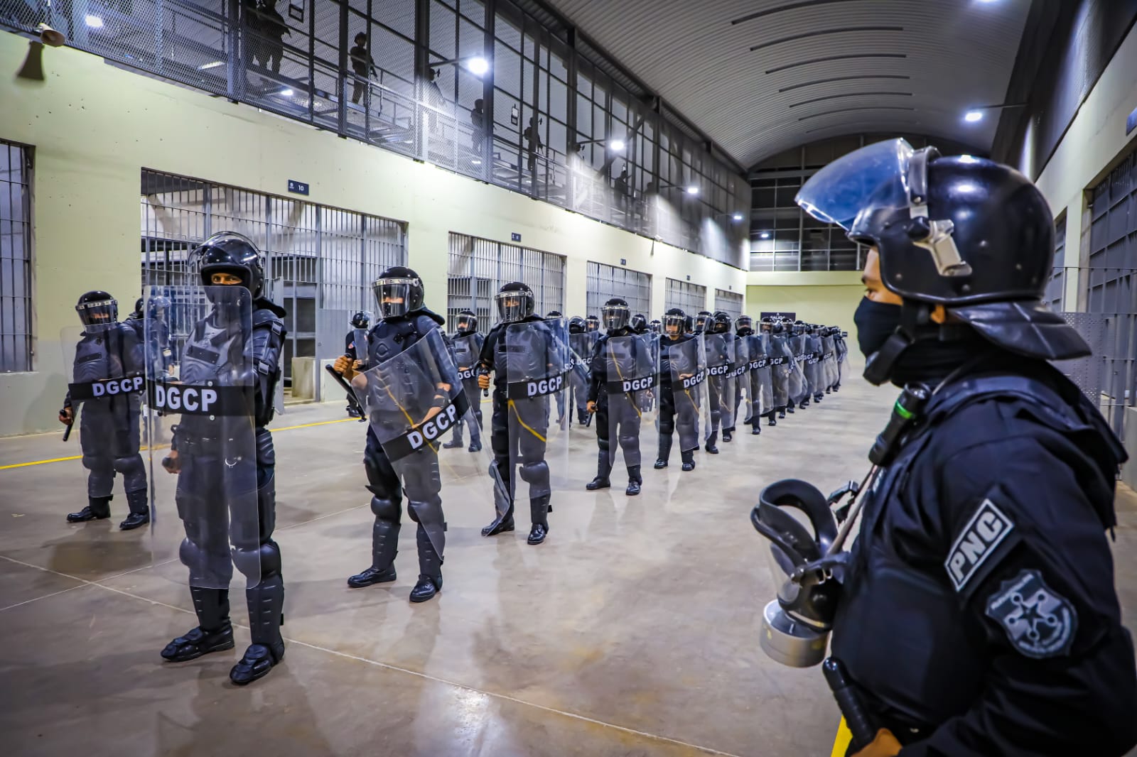 Criminales en el CECOT estarán bajo vigilancia las 24 horas del día